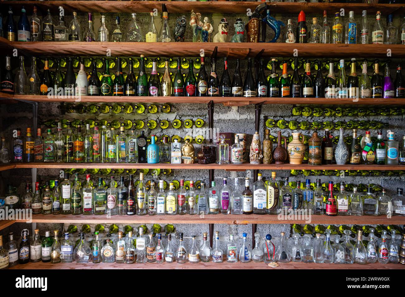 Collection of rum bottles hi-res stock photography and images - Alamy