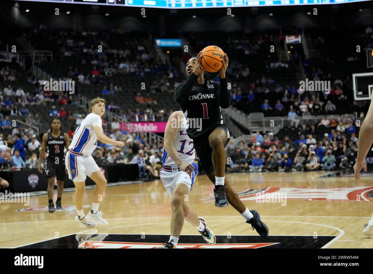 Kansas jayhawks mens basketball 2024 hi-res stock photography and ...