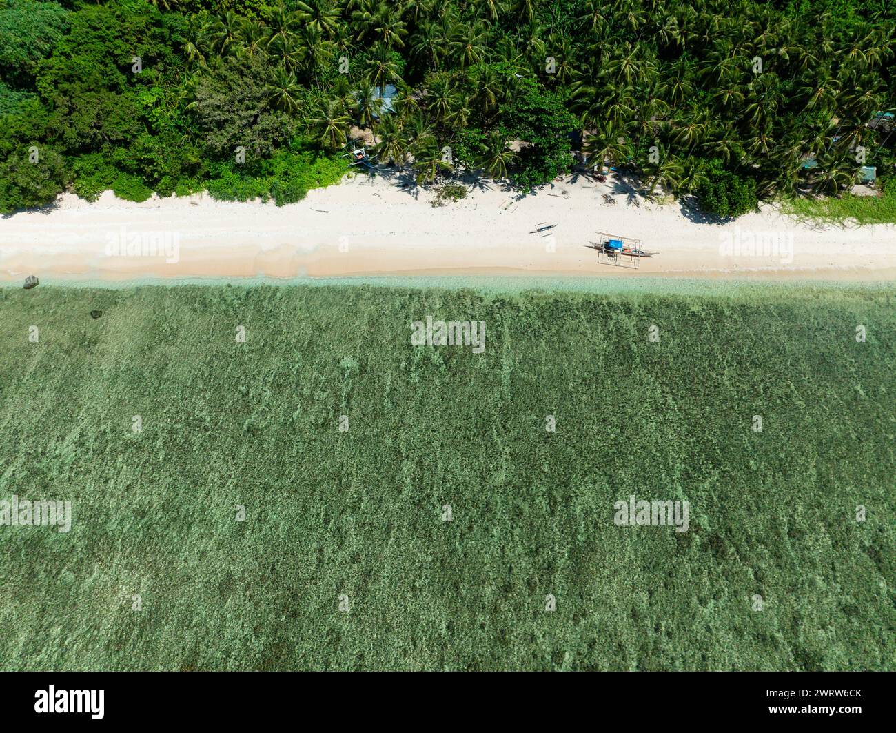 Clear turquoise water and waves on sandy beach. Cagbuli Island. El Nido ...