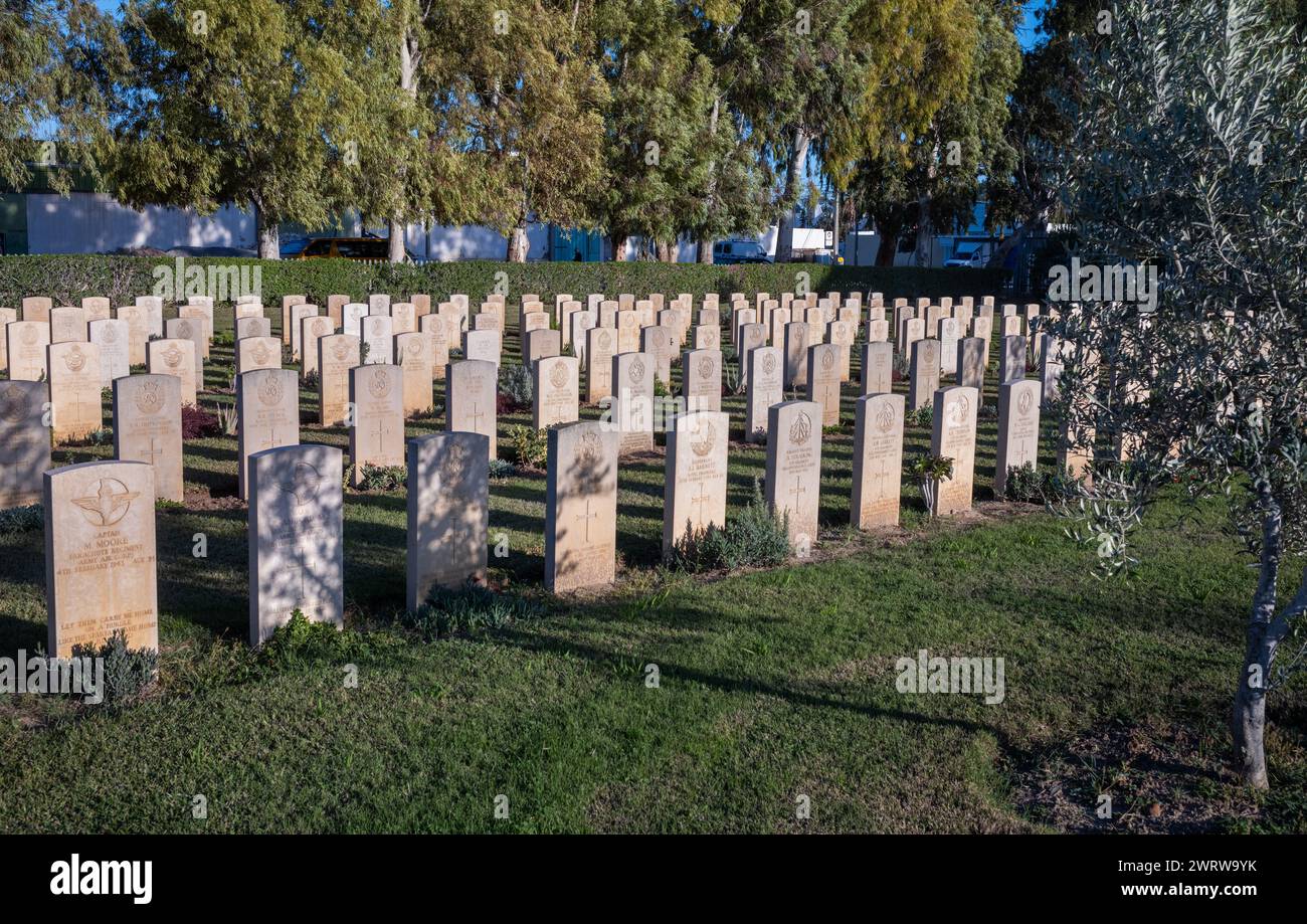 British army soldiers war graves hi-res stock photography and images ...