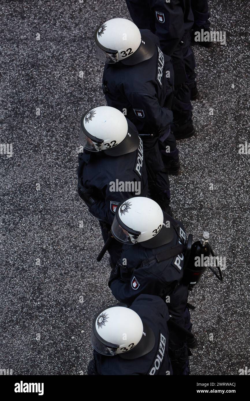 Policemen in riot gear hi-res stock photography and images - Alamy