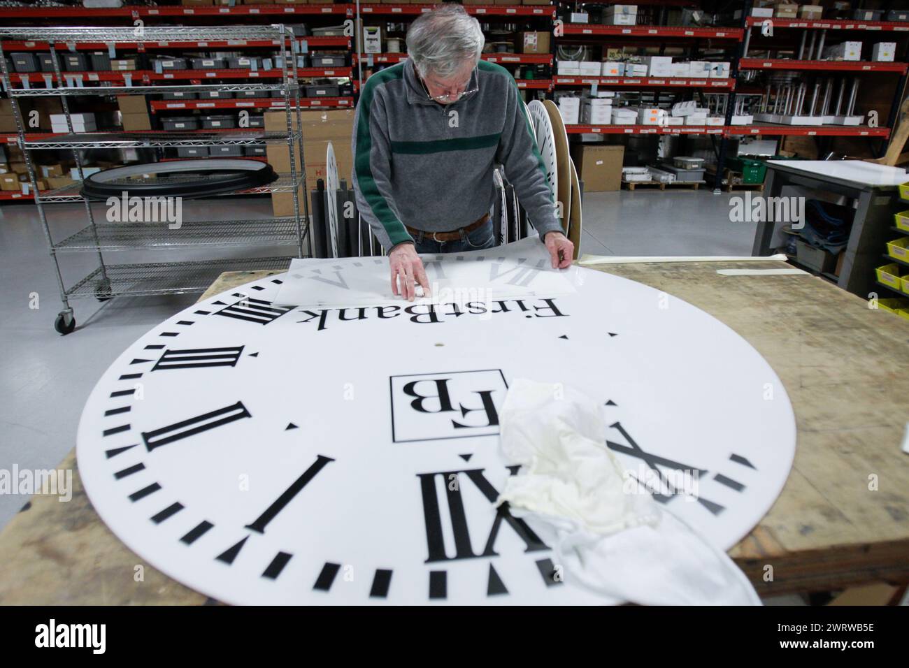Large face hands clock time hi-res stock photography and images - Alamy