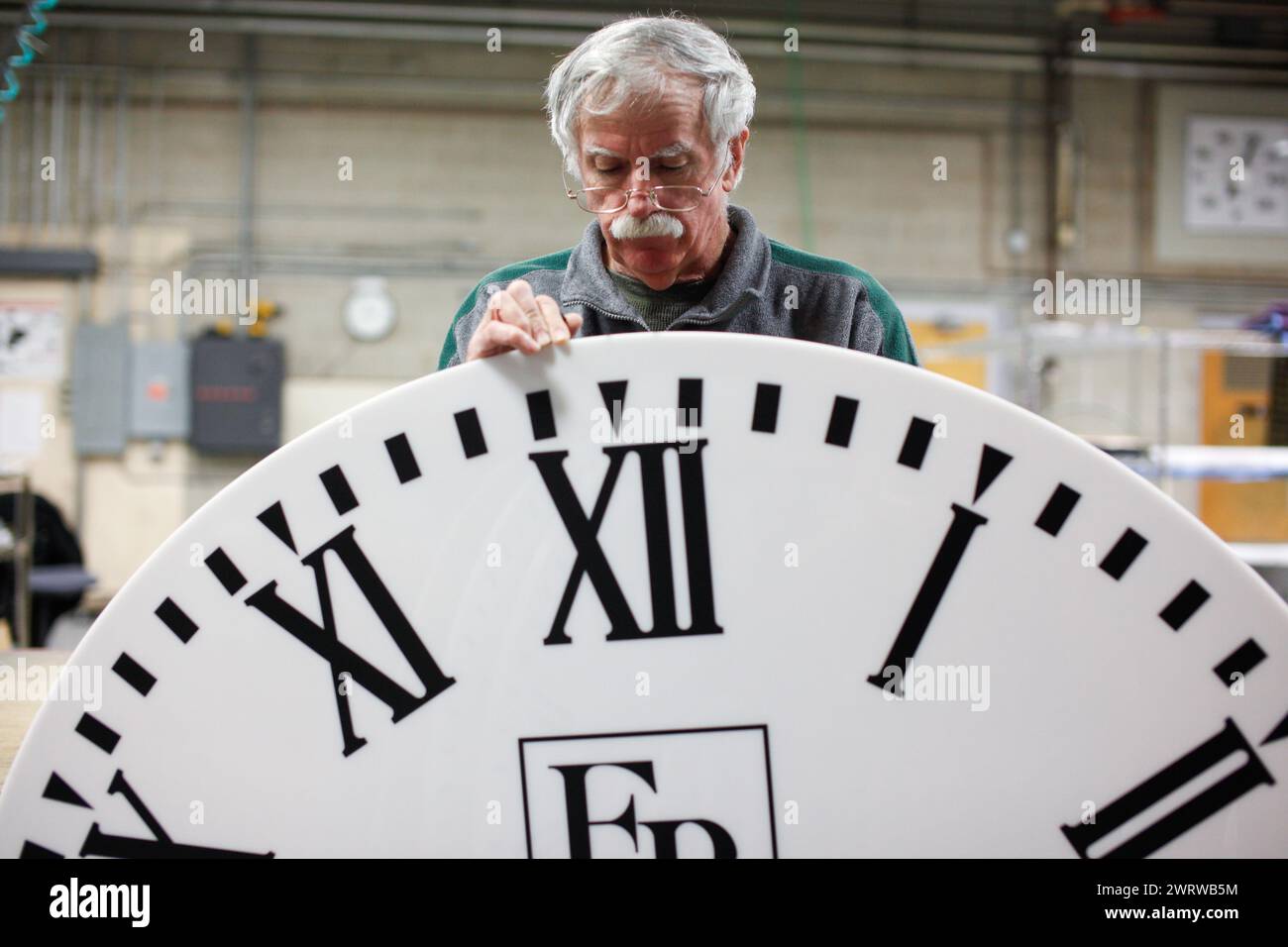 Large face hands clock time hi-res stock photography and images - Alamy