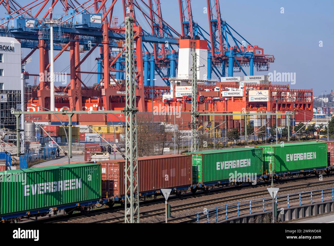 Port of Hamburg, Waltershofer Hafen, container ships, freight train ...