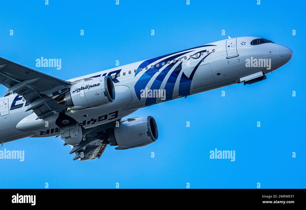 Ein Airbus A321-251NX von Egyptair startet von der Südbahn des ...