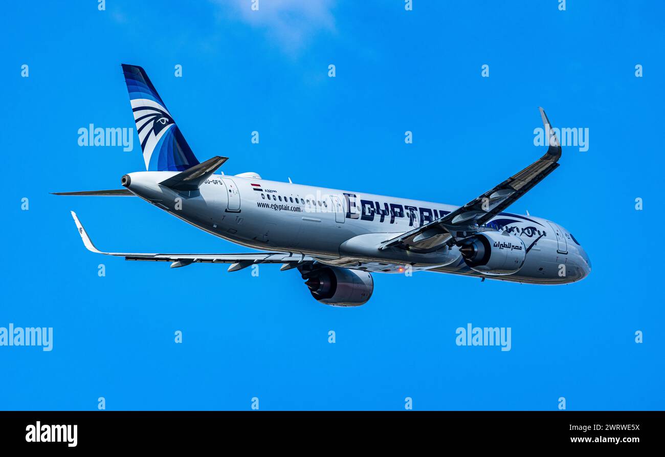 Ein Airbus A321-251NX von Egyptair startet von der Südbahn des ...