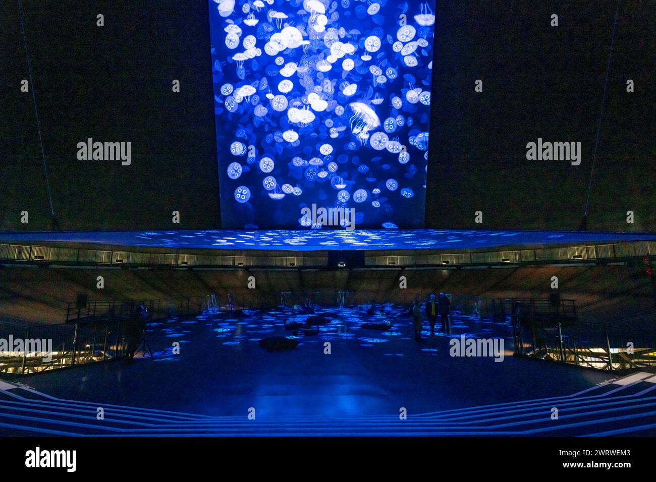 Ausstellung Plante Ozean im Gasometer in Oberhausen, die Weltmeere in ...