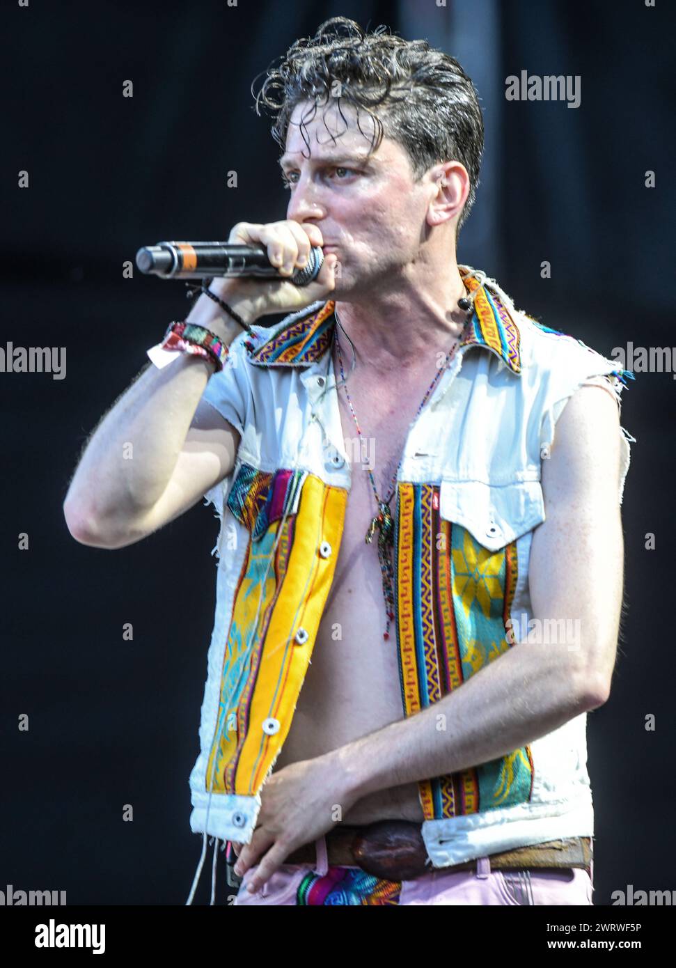 Miles Solay (vocalist), from Outernational. Live in Buenos Aires ...