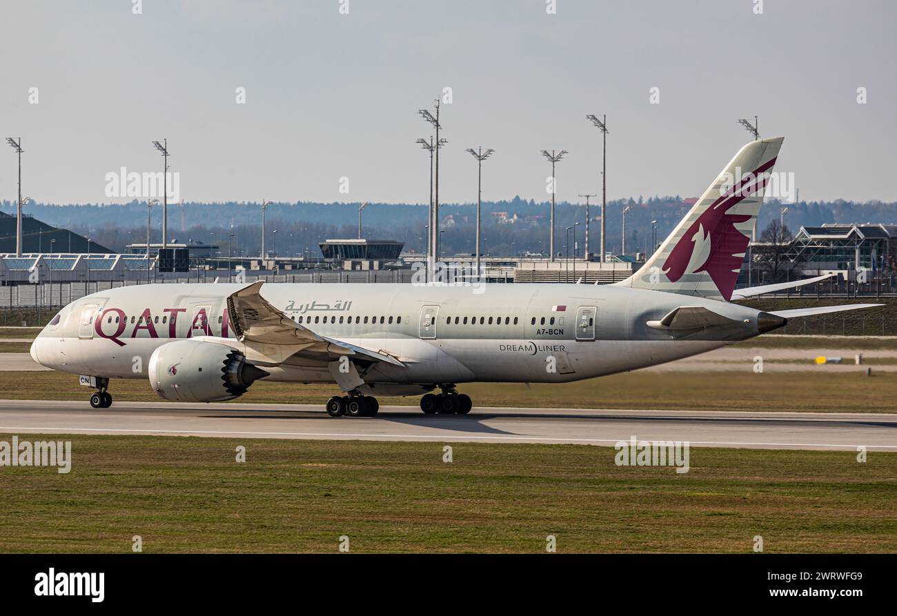 Eine Boeing 787-8 Dreamliner von Qatar Airways startet von der Südbahn des Flughafen München ...