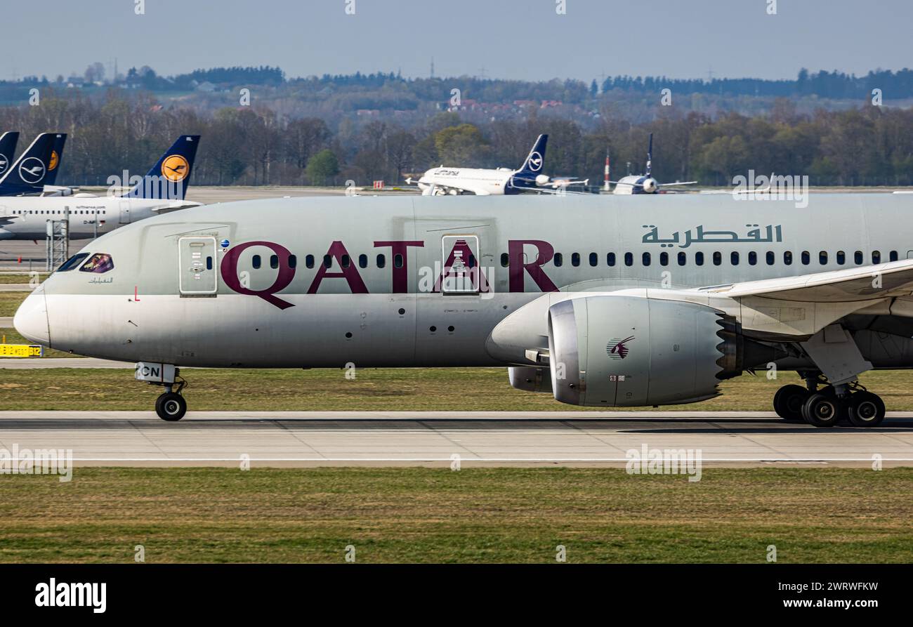 Eine Boeing 787-8 Dreamliner von Qatar Airways startet von der Südbahn des Flughafen München ...