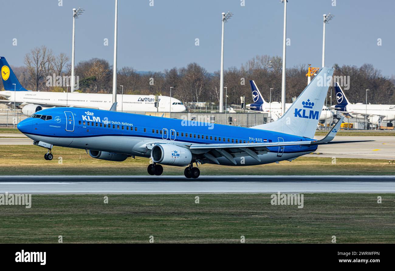 Eine Boeing 737-8K2 von KLM Royal Dutch Airlines landet auf der Südbahn ...