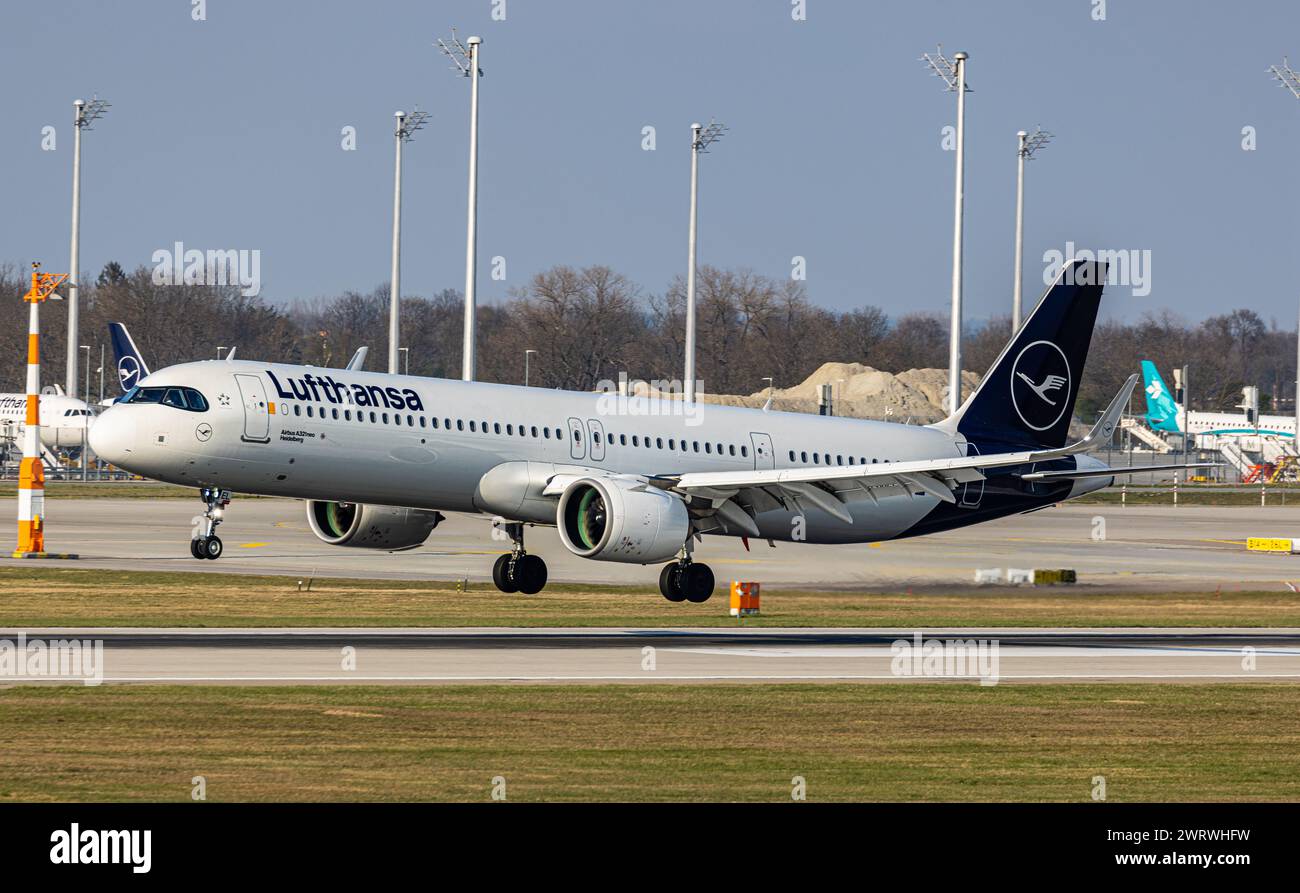 Ein Airbus A321-271NX landet auf der Südbahn des Flughafen München ...