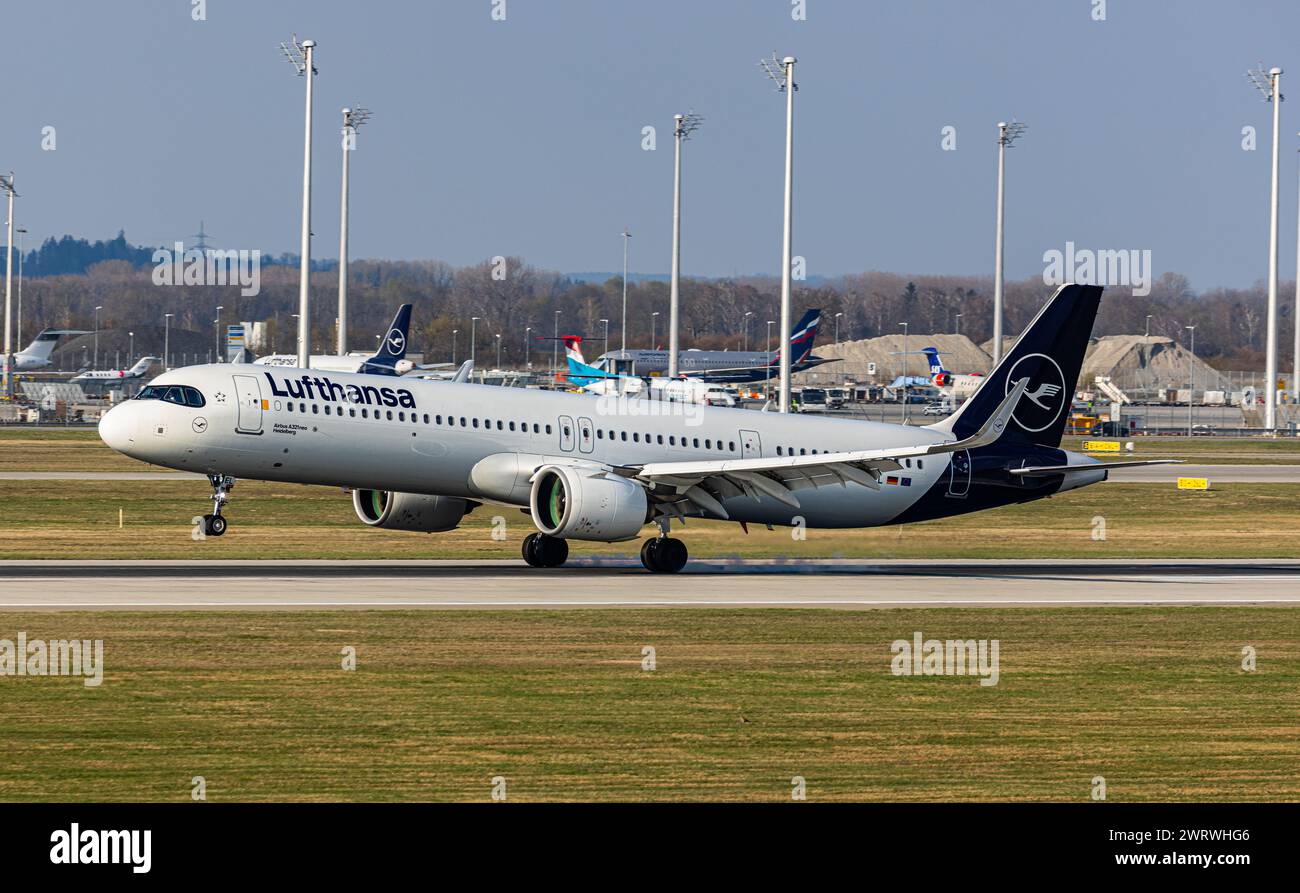 Ein Airbus A321-271NX landet auf der Südbahn des Flughafen München ...