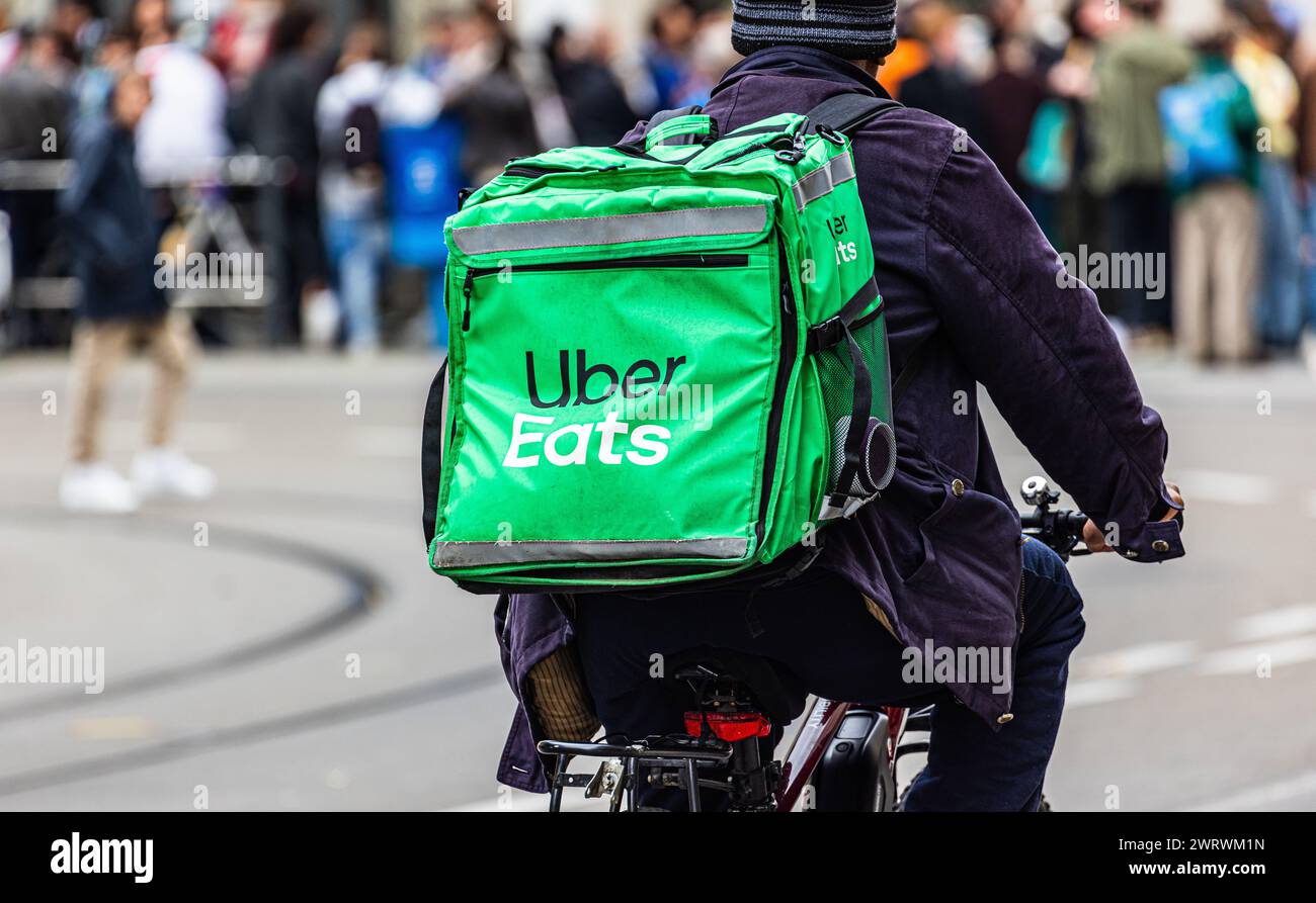 Lieferkurier hi-res stock photography and images - Alamy