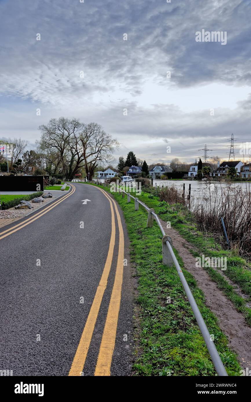 The Towpath public road by the River Thames at Shepperton on a bleak ...