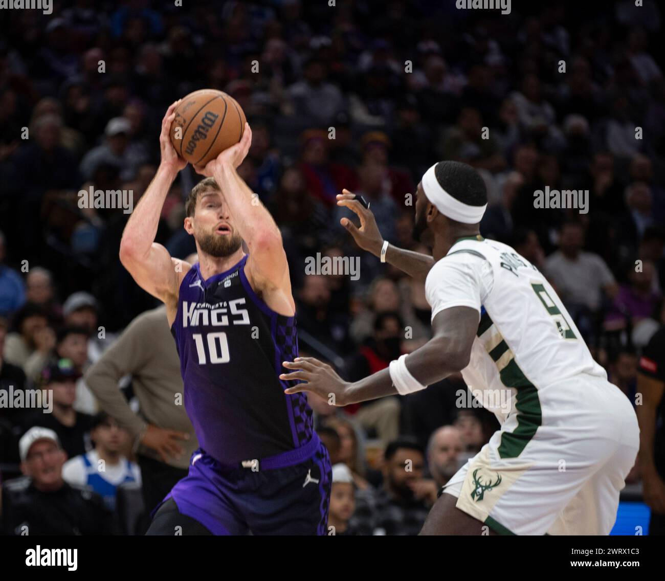 Sacramento Kings forward Domantas Sabonis (10) shoots over Milwaukee Bucks forward Bobby Portis ...