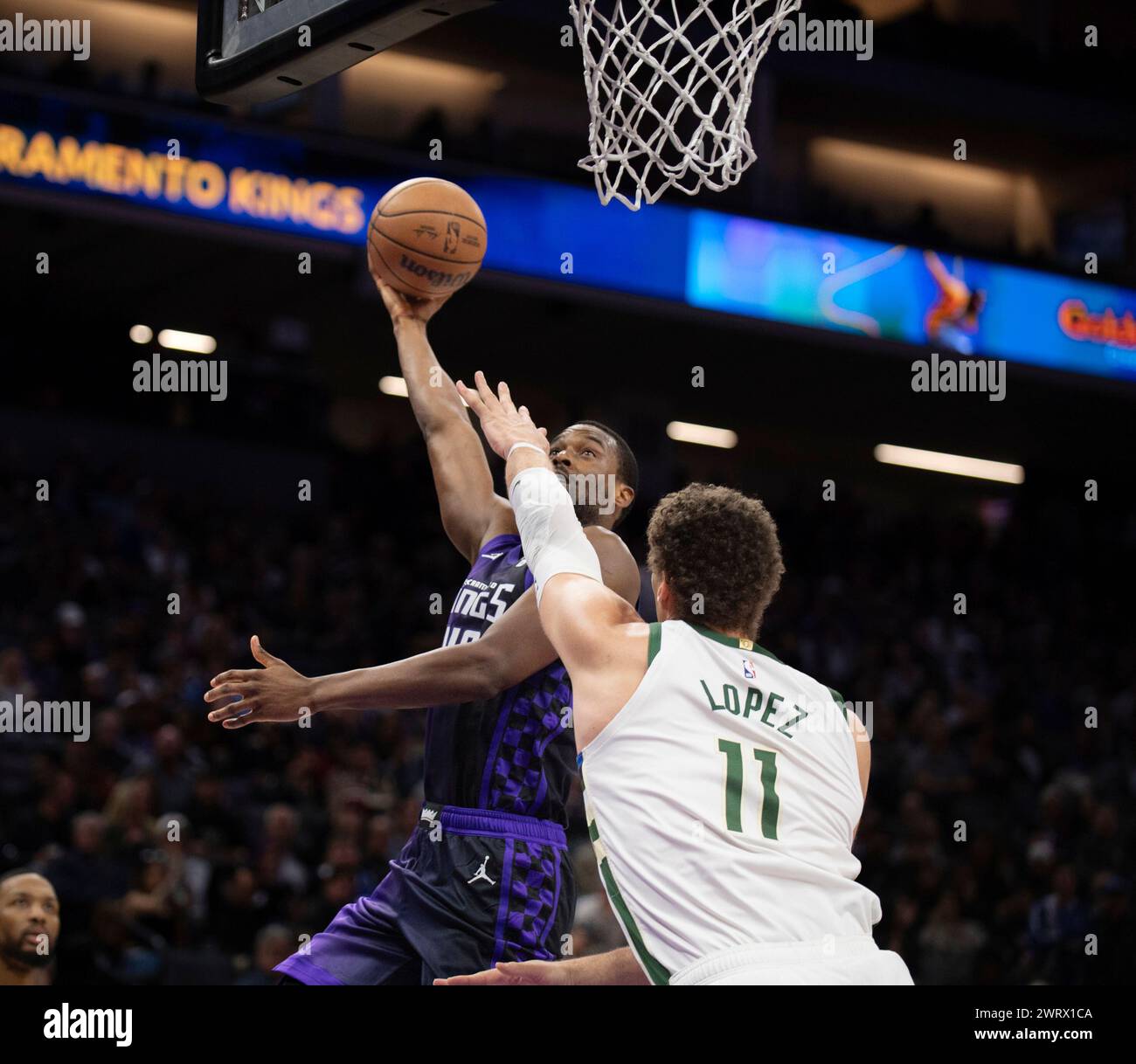 Sacramento Kings forward Harrison Barnes (40) shoots over Milwaukee ...