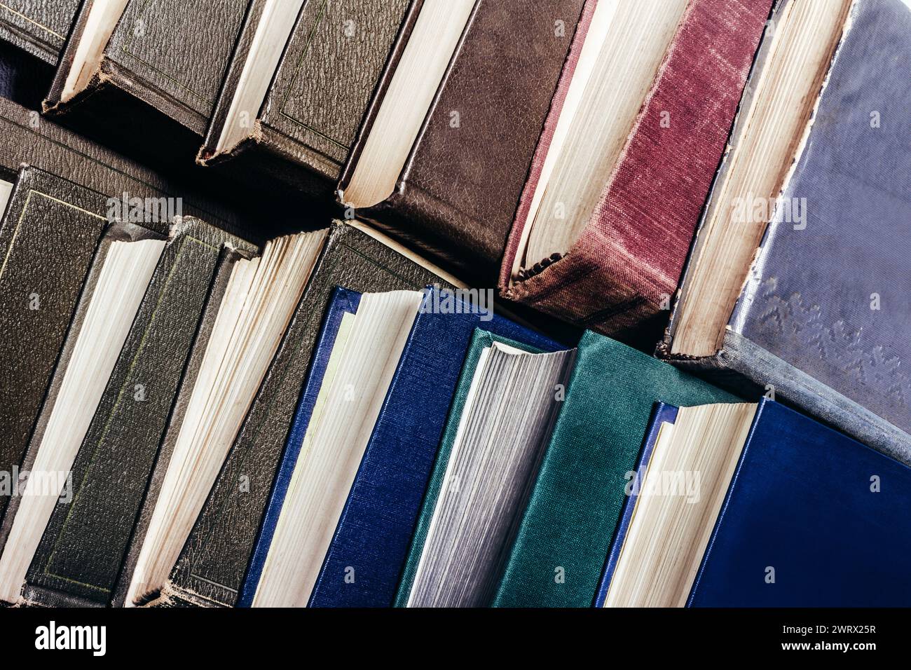 Hand books library old store hi-res stock photography and images - Alamy