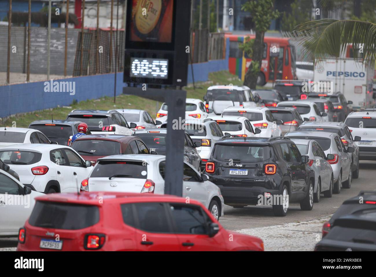 PE - RECIFE - 03/14/2024 - RECIFE, TRAFFIC MOVEMENT - Heavy traffic on ...