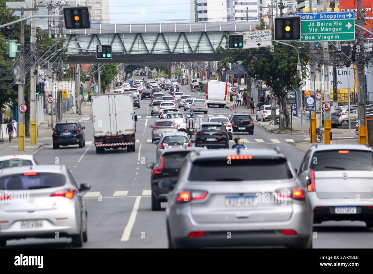 PE - RECIFE - 03/14/2024 - RECIFE, TRAFFIC MOVEMENT - Heavy traffic on ...