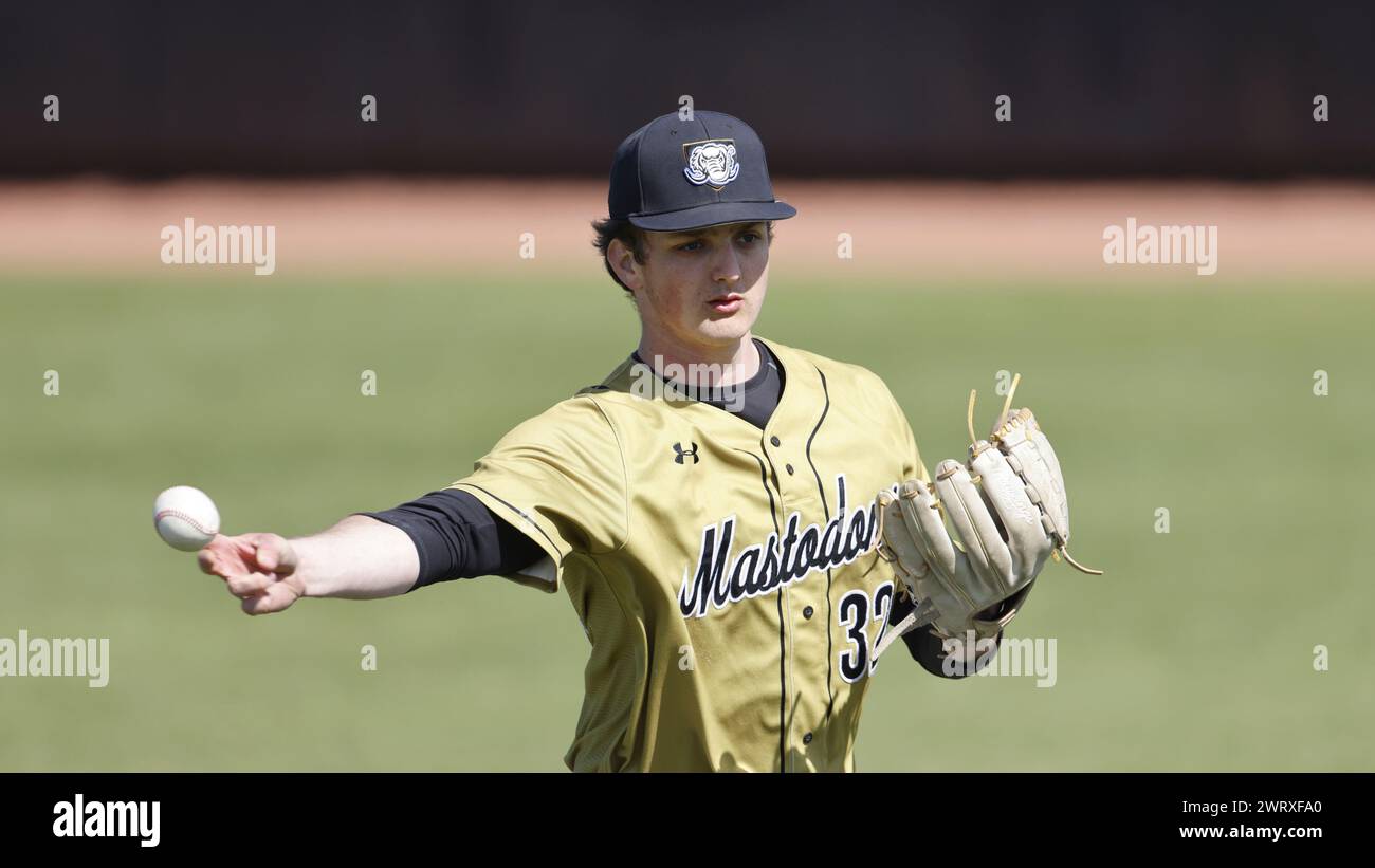 Purdue Fort Wayne pitcher Kevin Fee (32) during an NCAA college ...