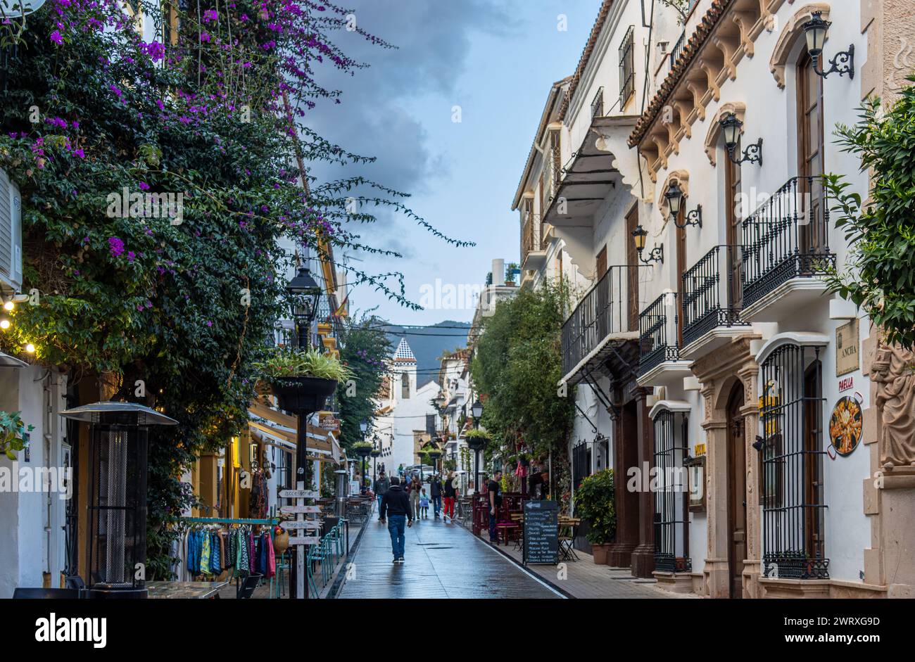 La fotografía captura una encantadora calle de Marbella, donde las ...