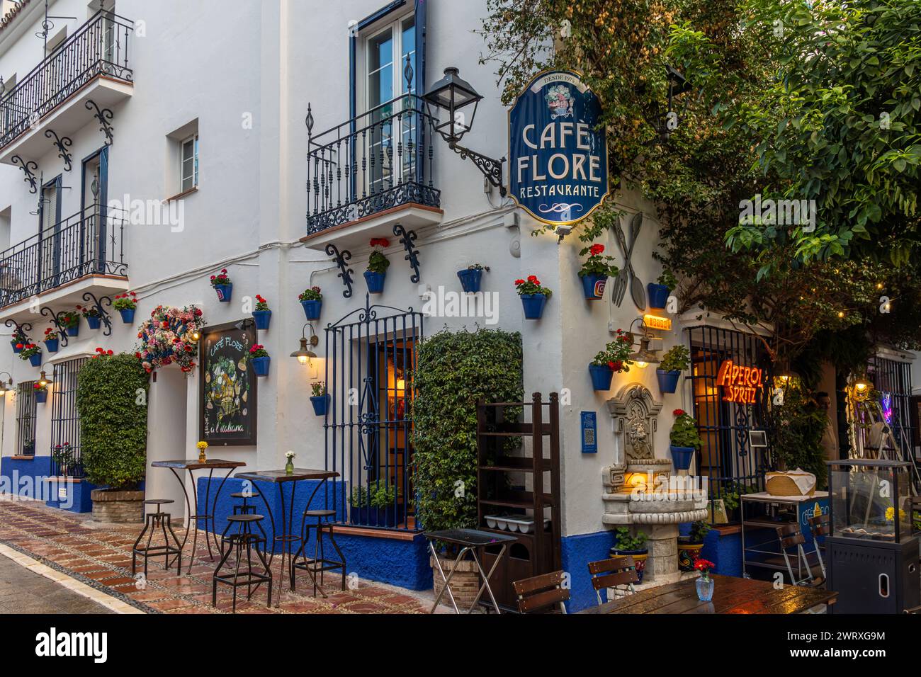 La fotografía captura una encantadora calle de Marbella, donde las ...