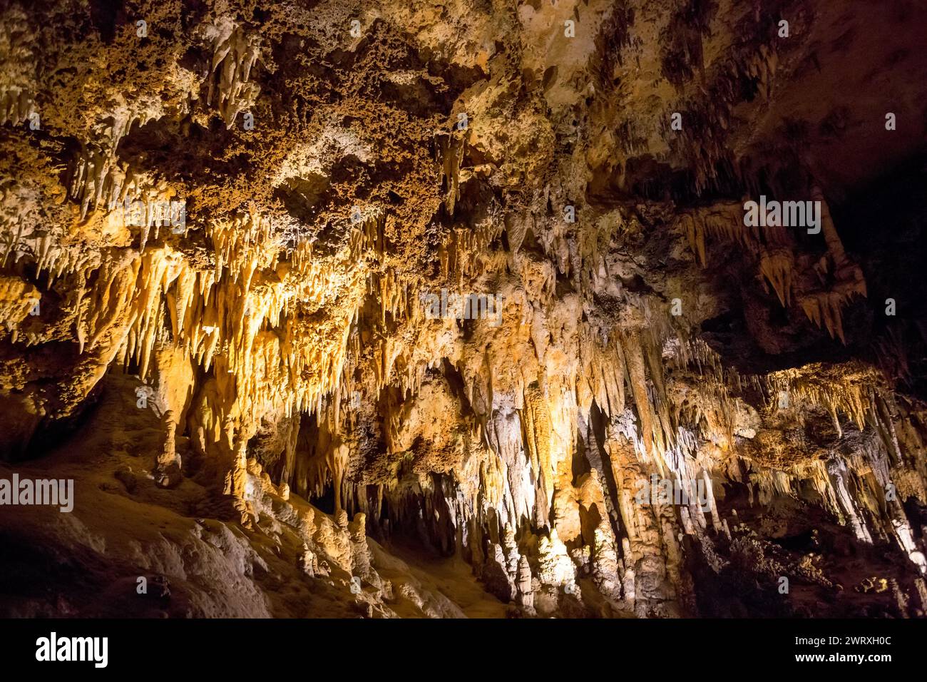 Speleothem formations such as stalactites and stalagmites in Luray ...