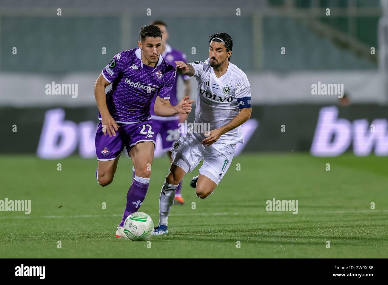 Lior Refaelov (Maccabi Haifa) Davide Faraoni (Fiorentina) during the ...