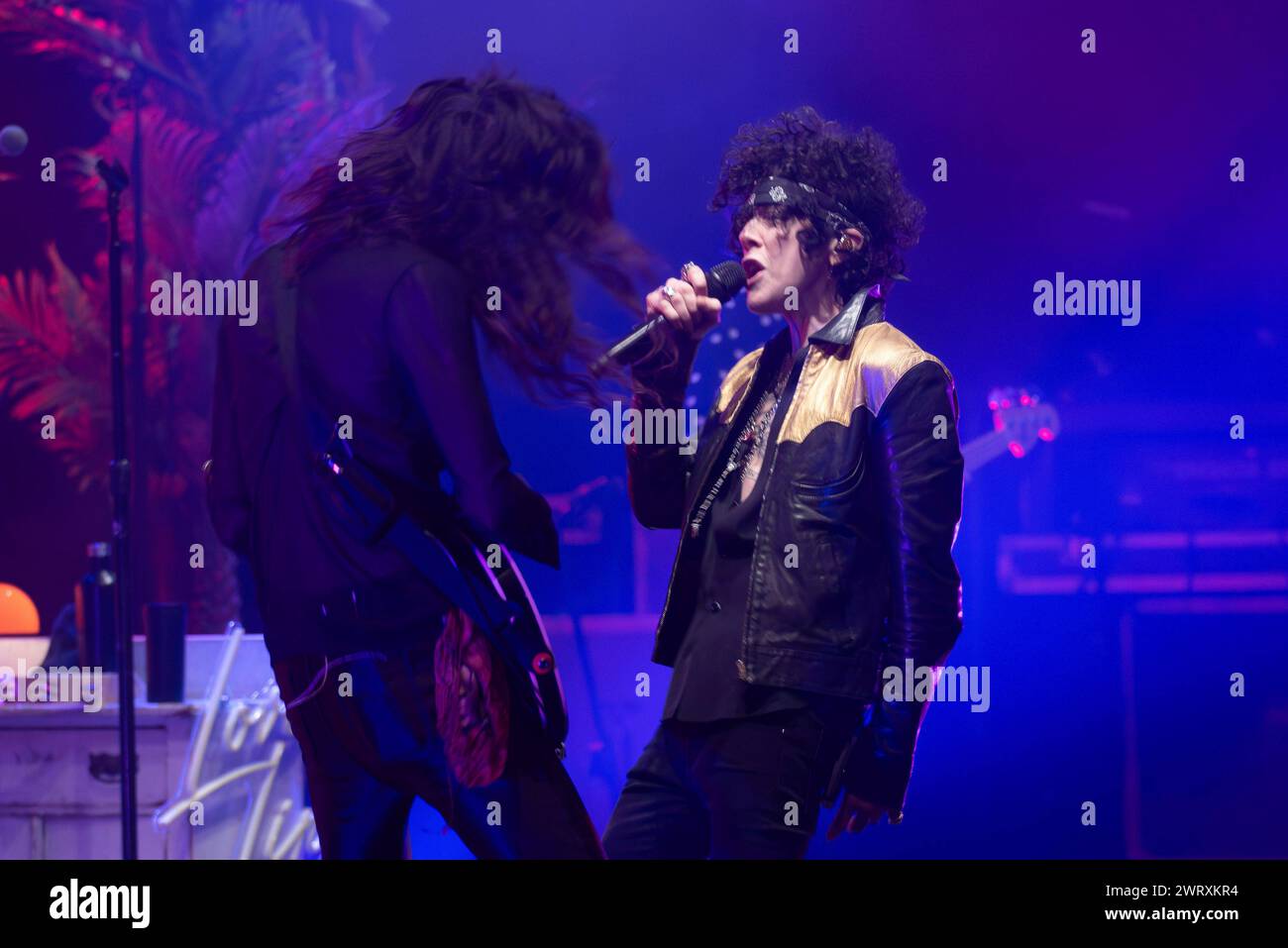 Music Concert - LP LOVE LINES TOUR LP SING WITH GUITARIST ANDREW ...