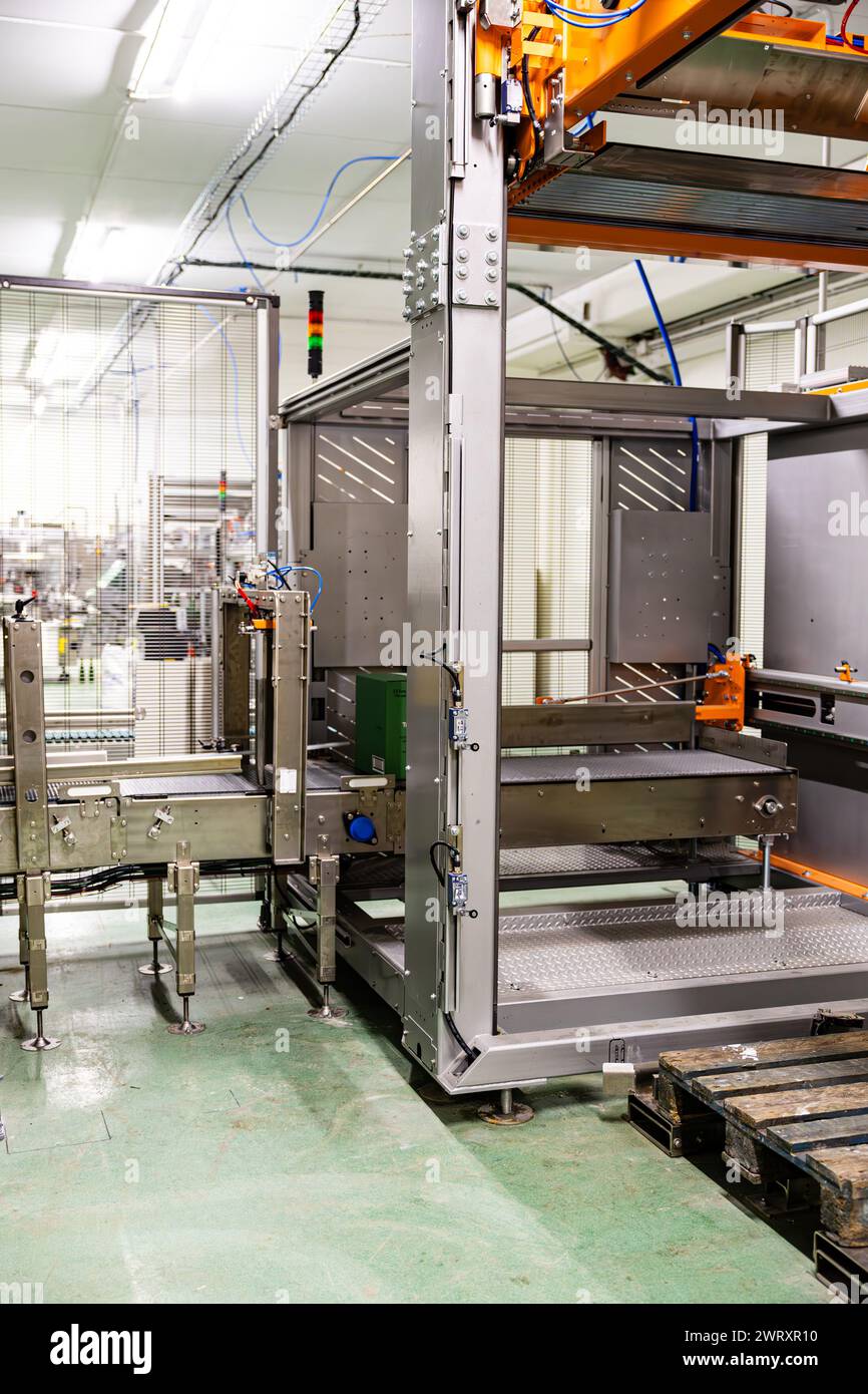 Automated conveyor system and bottling machinery used for efficient ...
