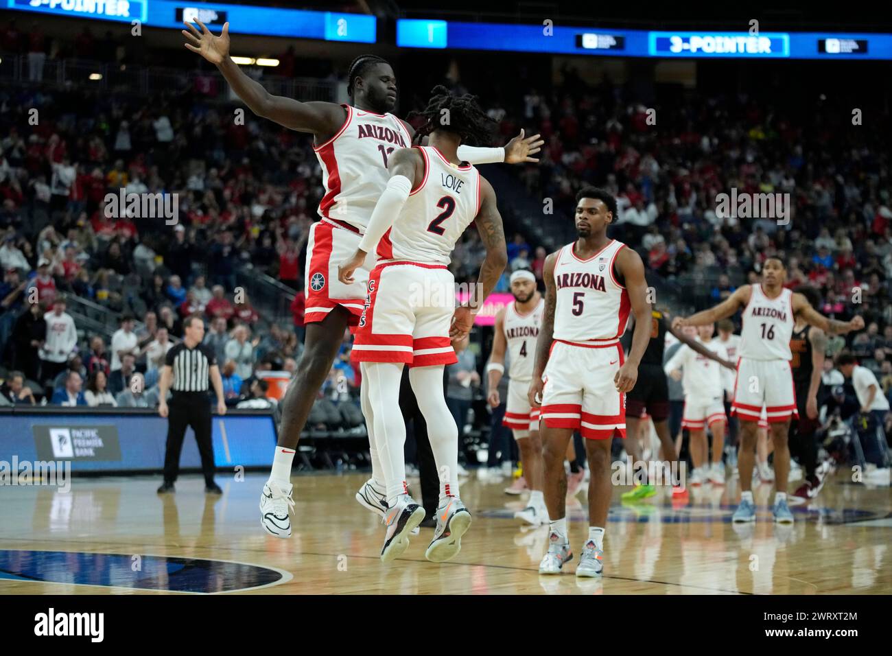 Arizona center Oumar Ballo, left, and Arizona guard Caleb Love (2 ...