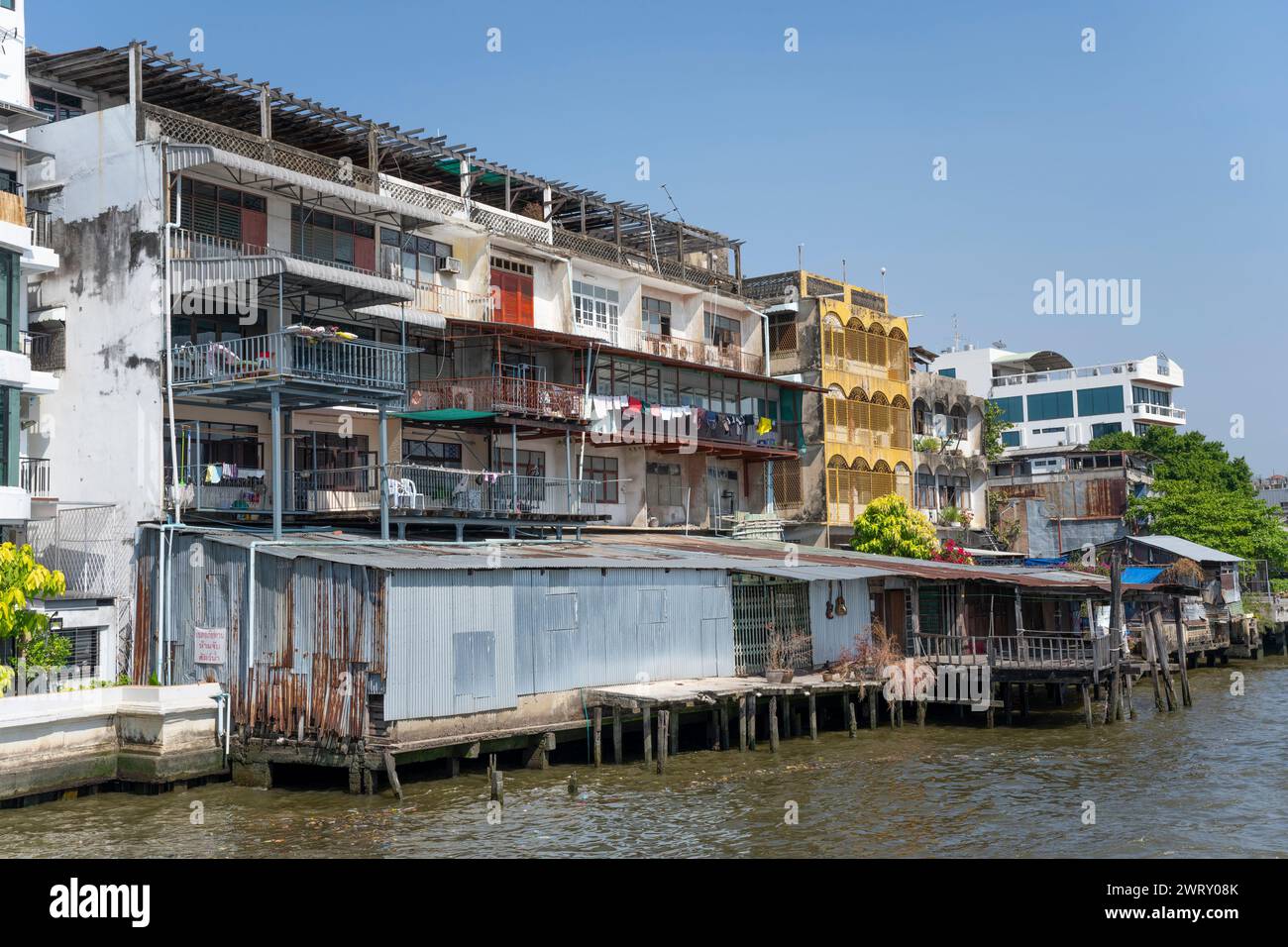 Old Stilt buildings on the Chao Phraya River, Bangkok, Thailand Stock ...