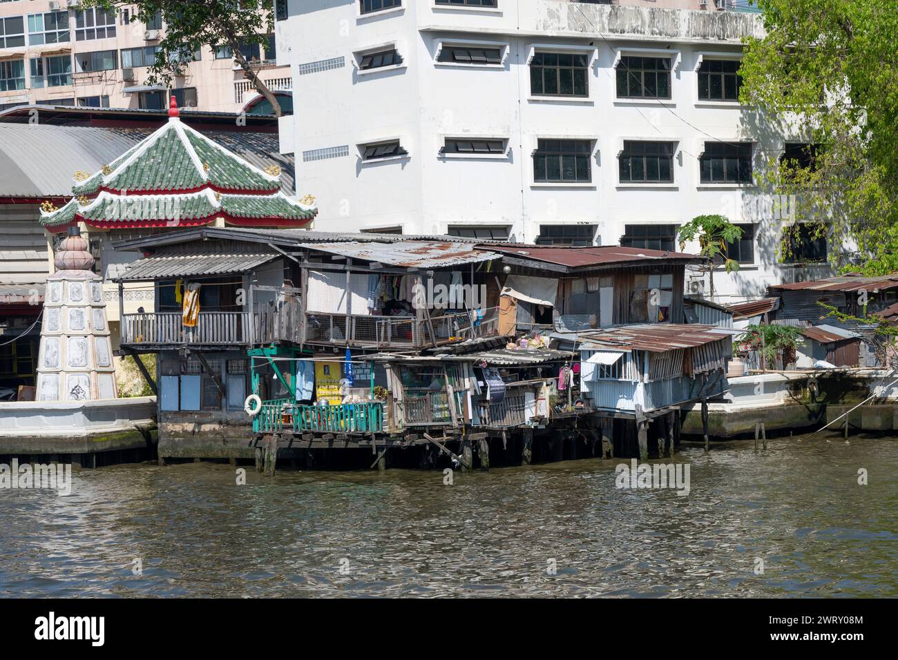 Old Stilt buildings on the Chao Phraya River, Bangkok, Thailand Stock ...