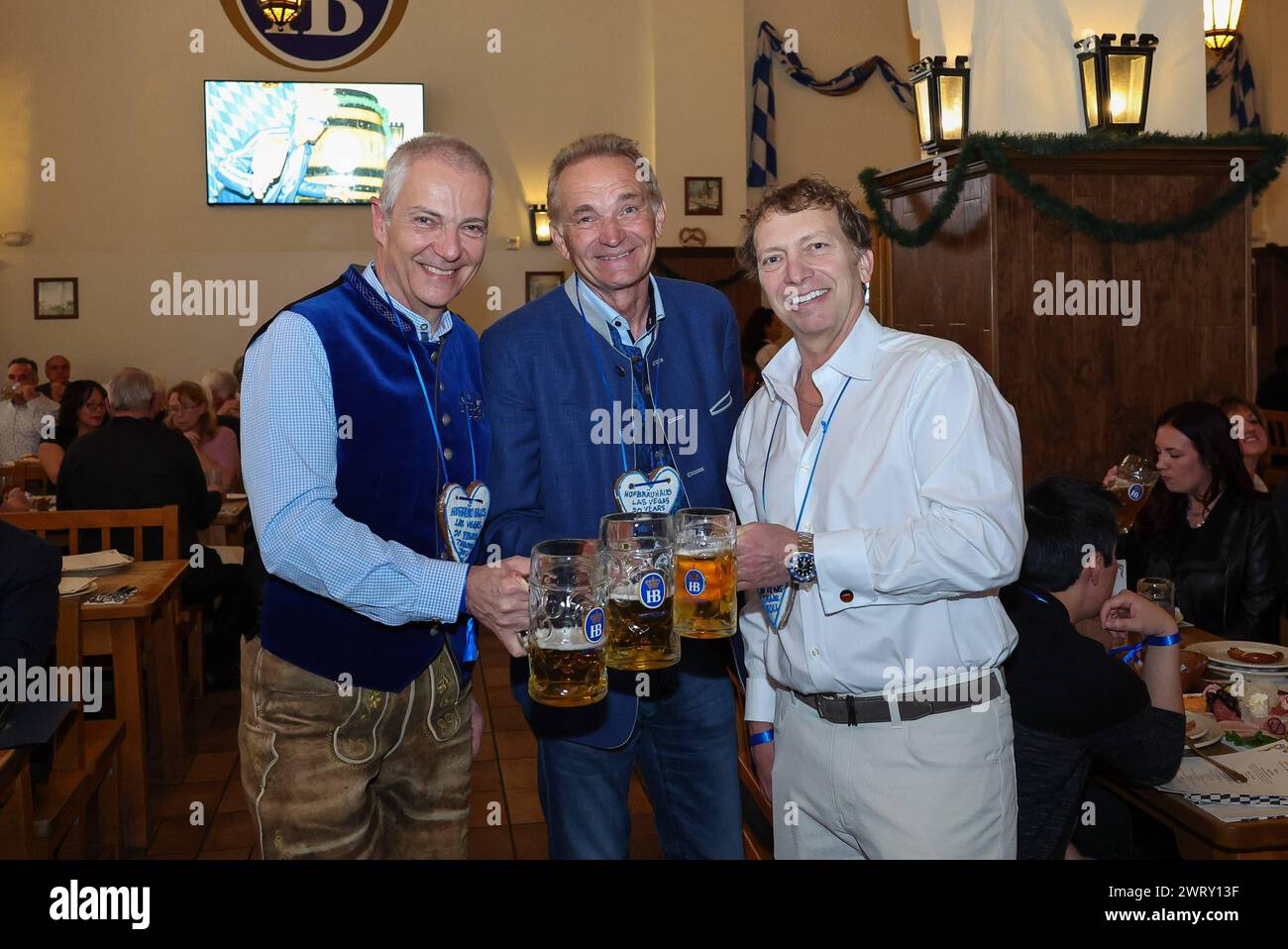 l-r: Brauereidirektor Dr. Michael Moeller und President Hofbraeuhas Las ...