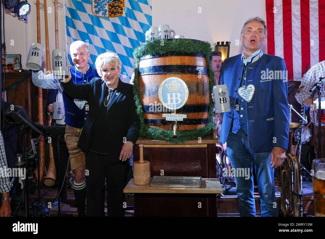 FAssanstich, Brauereidirektor Dr. Michael Moeller, Buergermeisterin von ...
