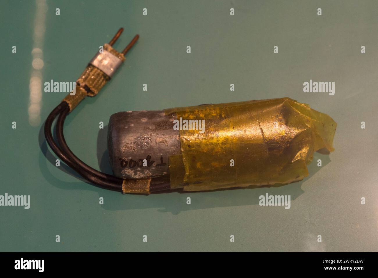 Acoustic wire hi-res stock photography and images - Alamy