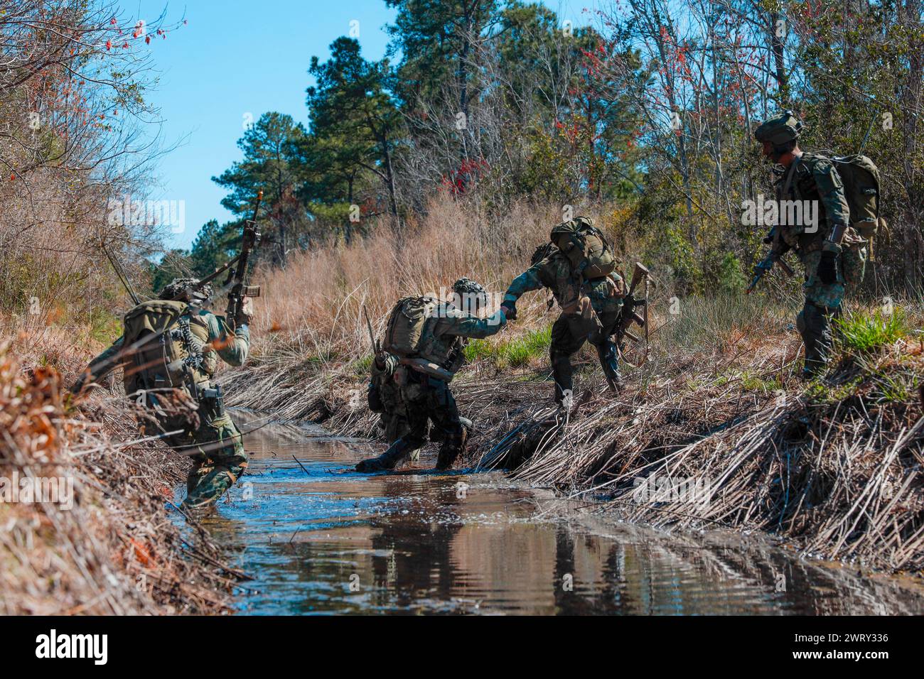 Dutch Marines with Marine Squadron Carib, Netherlands Marine Corps move ...