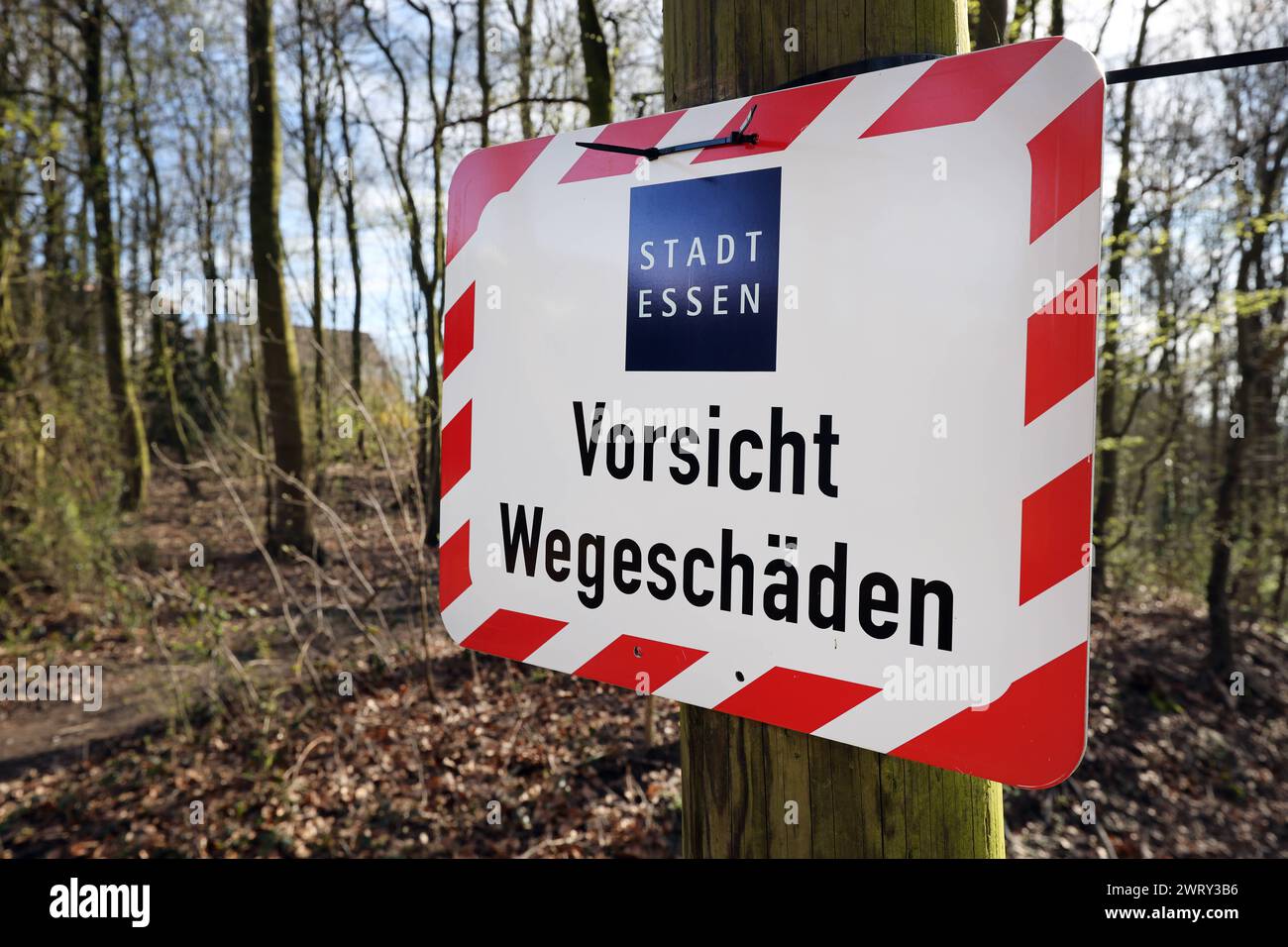 Wegeschäden und Sturzgefahr Ein Hinweisschild auf Wegeschäden durch ...