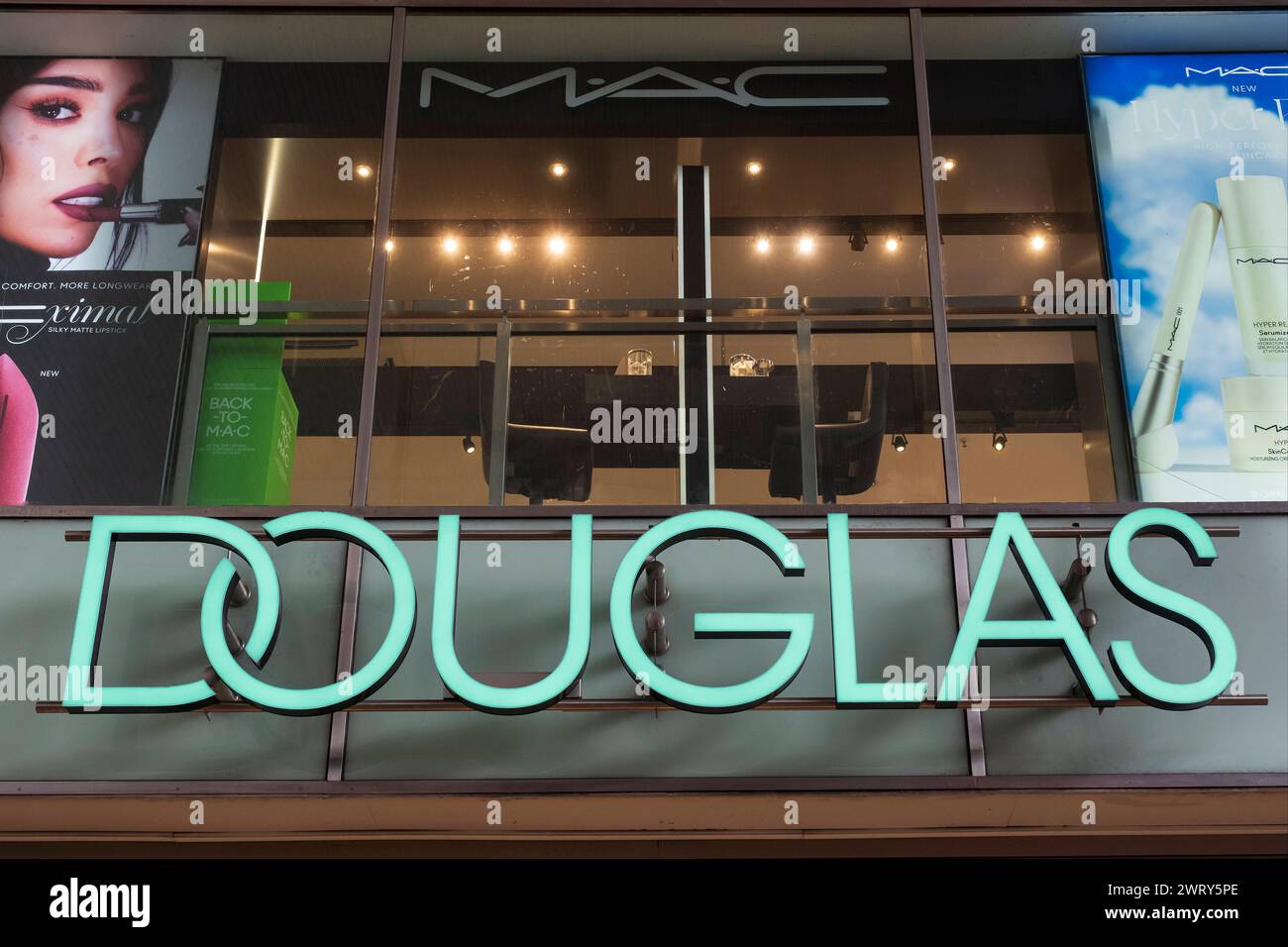 Große Douglas Filiale im Kölner Hauptbahnhof *** Large Douglas shop at ...