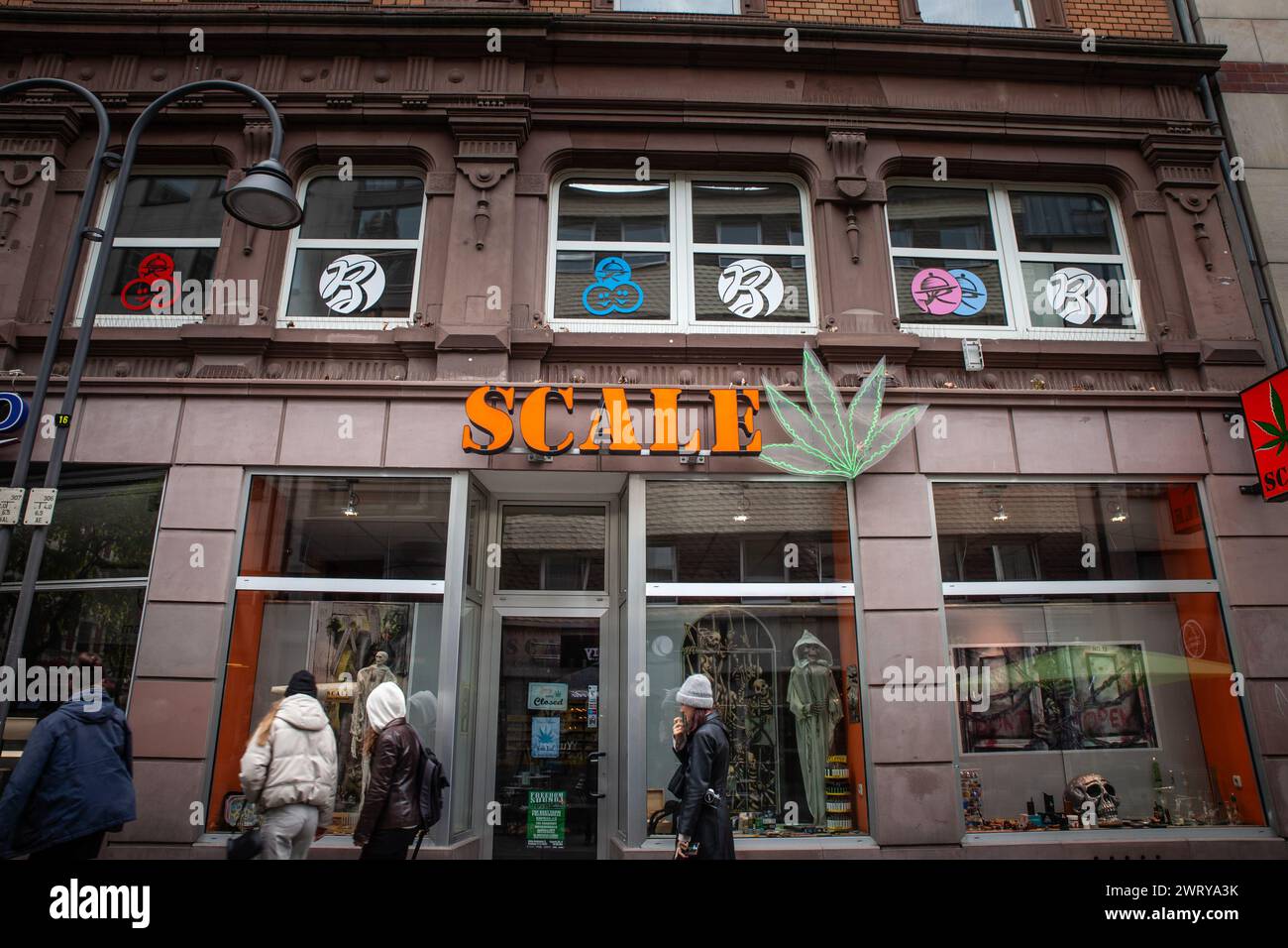 Scale headshop logo hi-res stock photography and images - Alamy