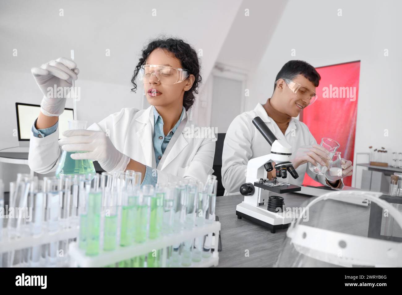 American chemists hi-res stock photography and images - Alamy