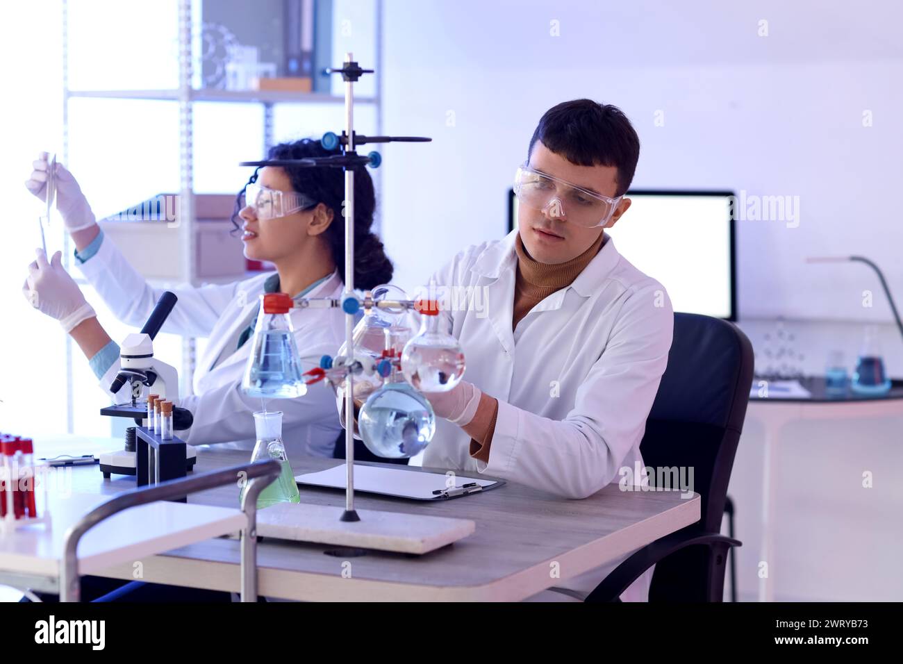 American chemists hi-res stock photography and images - Alamy