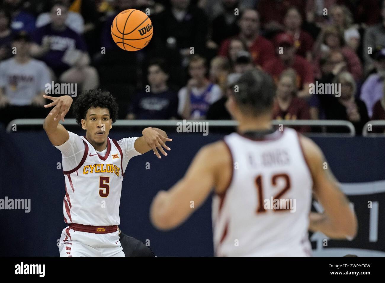 Iowa State guard Curtis Jones (5) passes to forward Robert Jones (12 ...