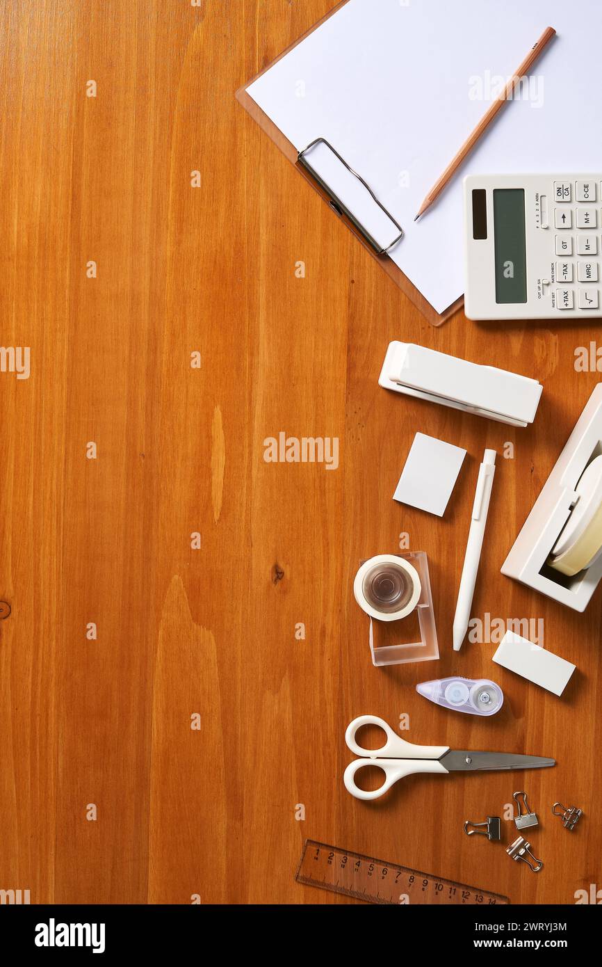 Unorganized office hi-res stock photography and images - Alamy