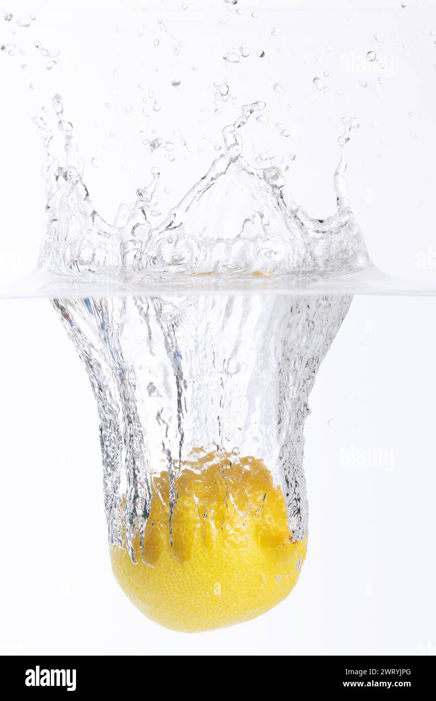 Fresh lemon falling into the water Stock Photo - Alamy