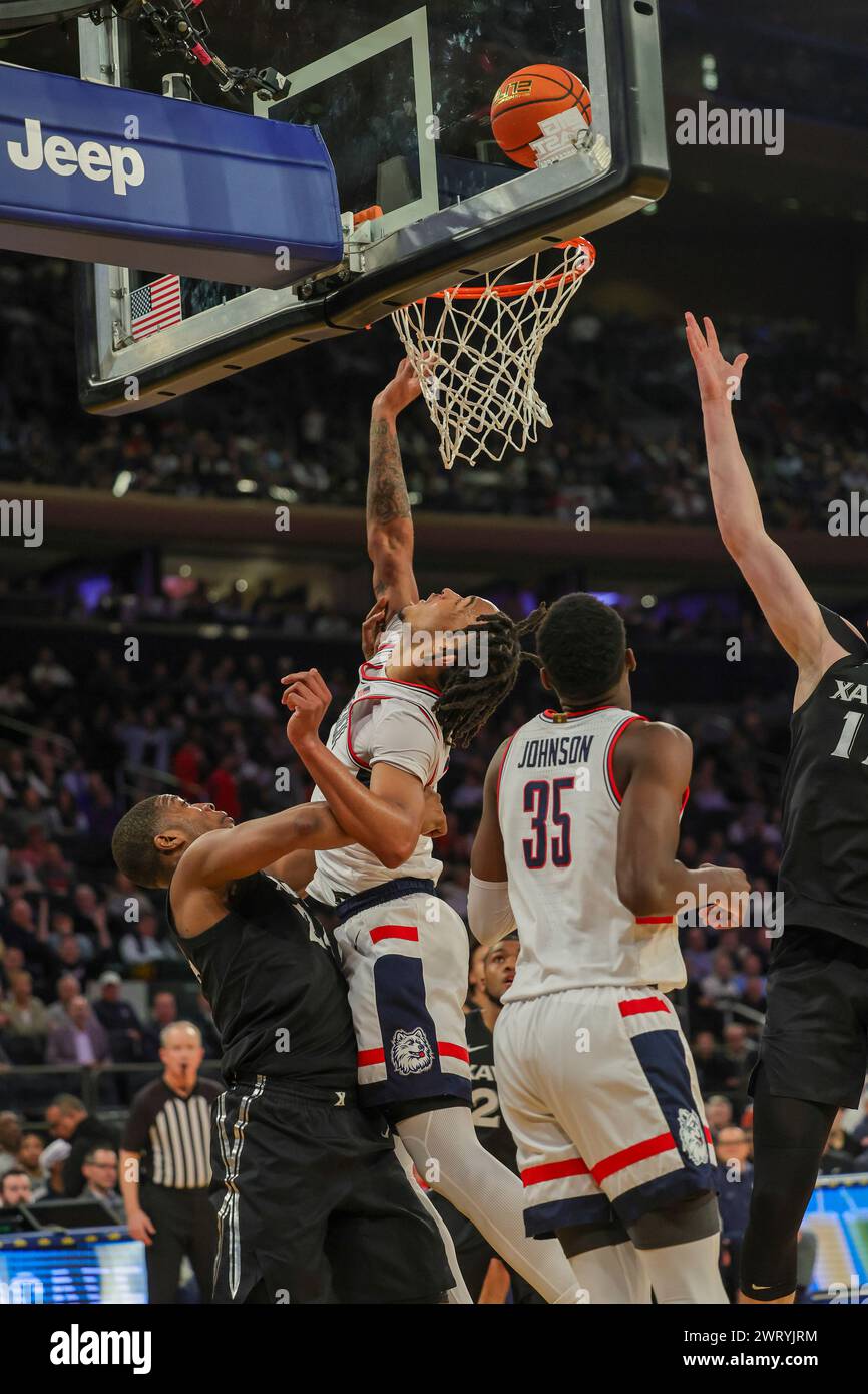 Off castle square hi-res stock photography and images - Alamy