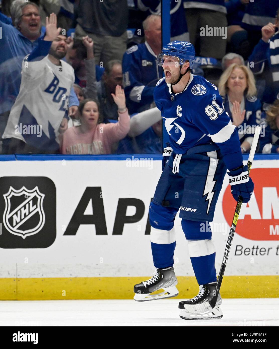 Tampa Bay Lightning center Steven Stamkos (91) celebrates his goal ...