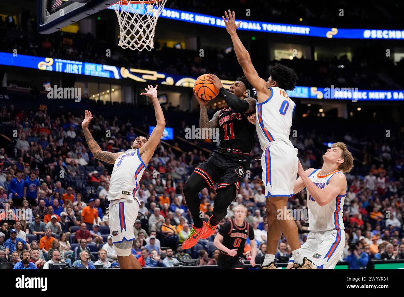 Georgia guard Justin Hill (11) goes between Florida's Will Richard (5 ...
