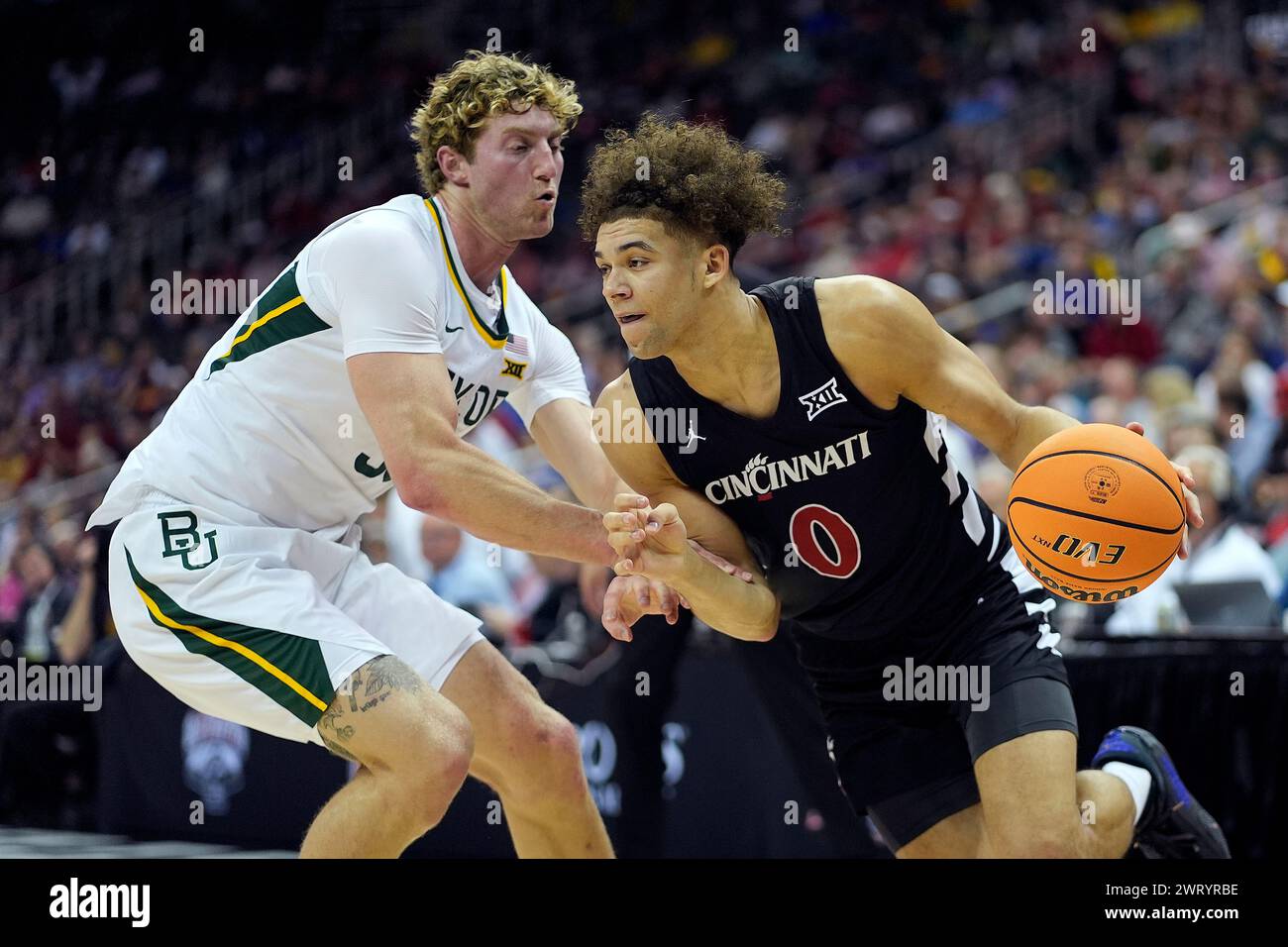 Cincinnati guard Dan Skillings Jr. (0) drives past Baylor forward Caleb ...
